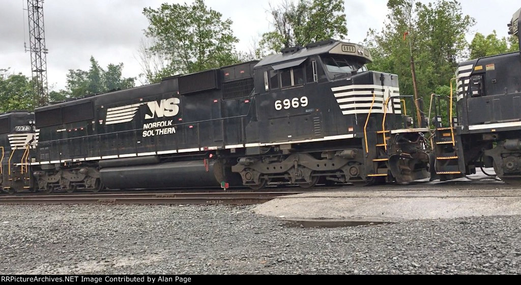 NS SD60E 6969 runs second